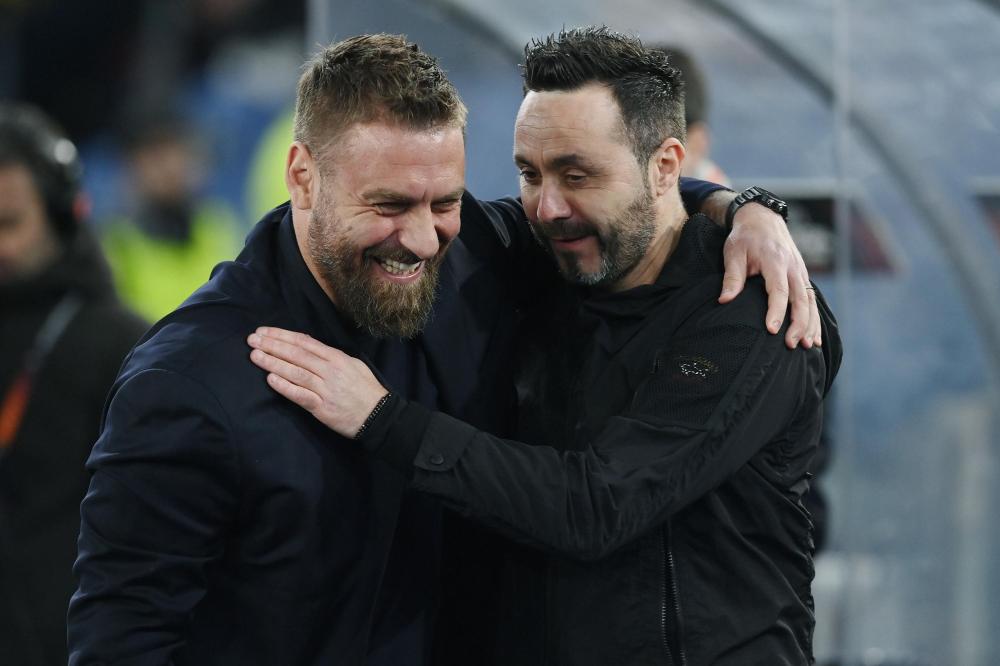 Roma-Brighton, abbraccio caloroso tra De Rossi e De Zerbi prima dell ...